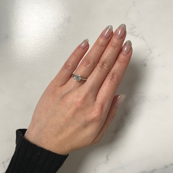 Round-cut Engagement Ring